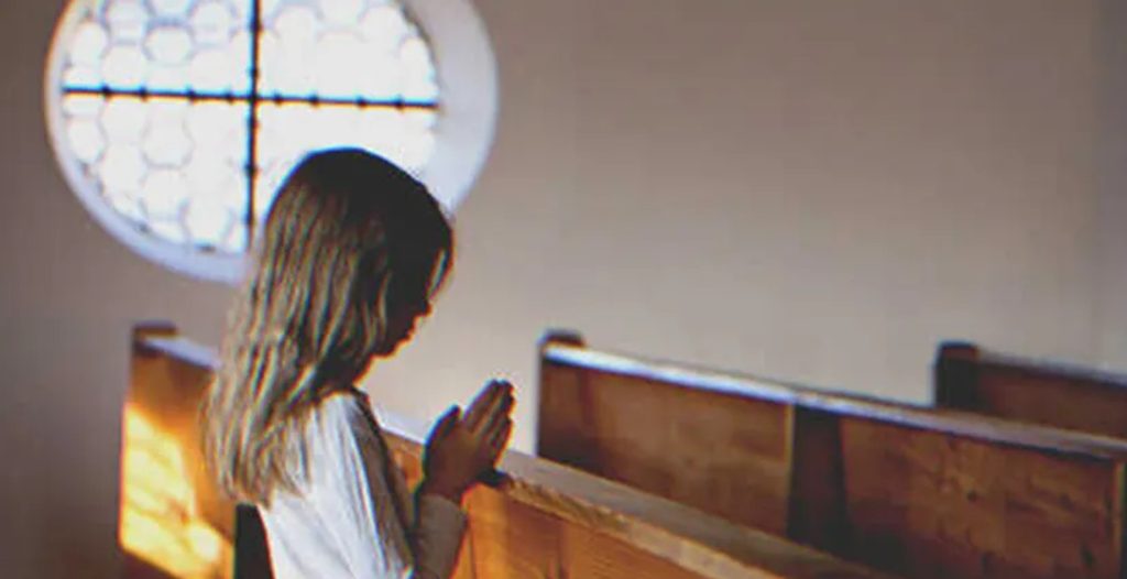 A kislány imádkozik Istenhez a beteg nagymamáért - meghallja, ahogy ...